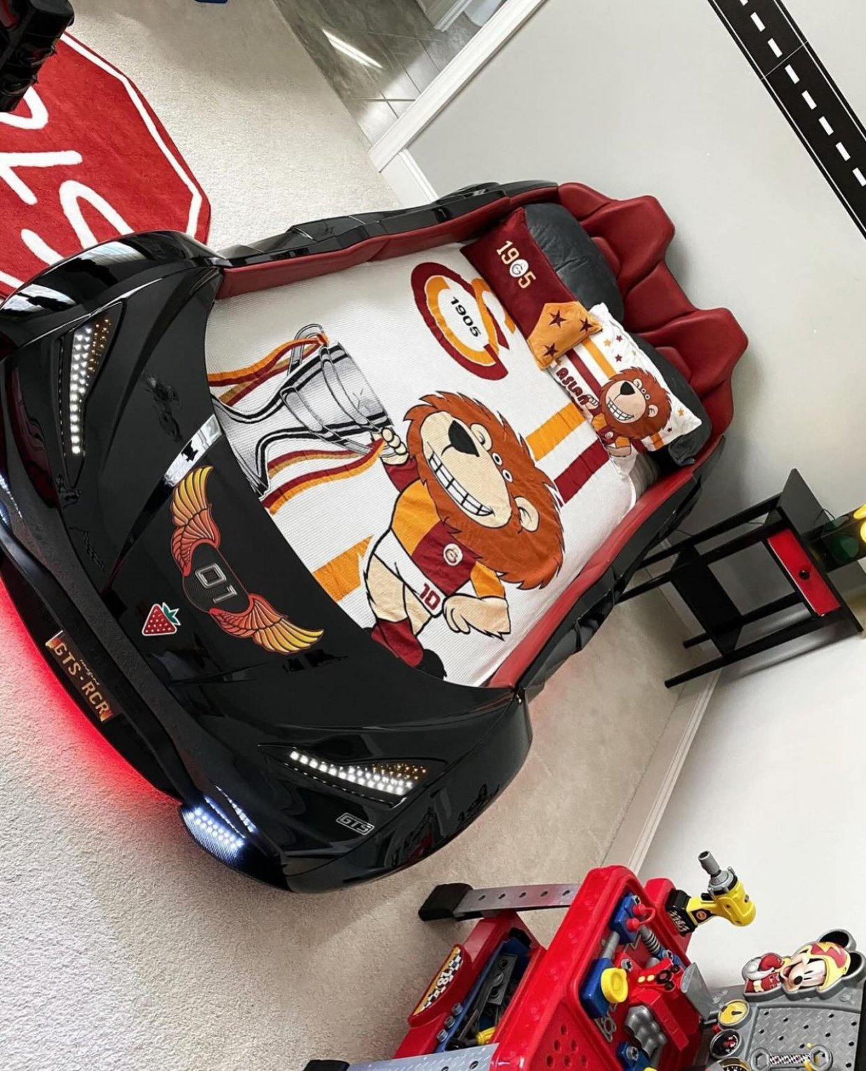 18 Trendy Car-Themed Bedroom Ideas To Make Your Room Feel Like a Fun ...